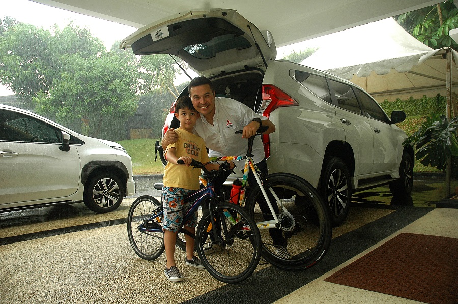 Paling Enak Bawa Sepeda di Kabin Mobil Pakai Pajero Sport dan Xpander