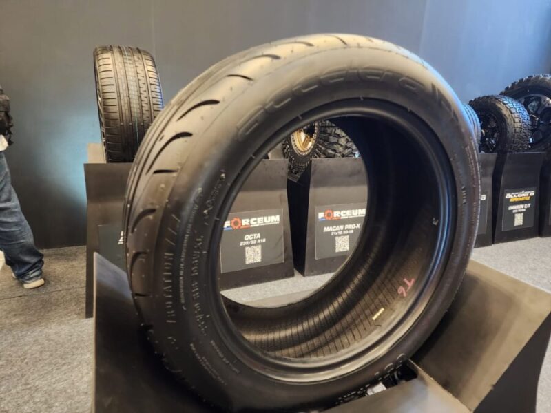 Ban Semi Slick Harga Terjangkau Untuk Fortuner dan Innova dari Accelera