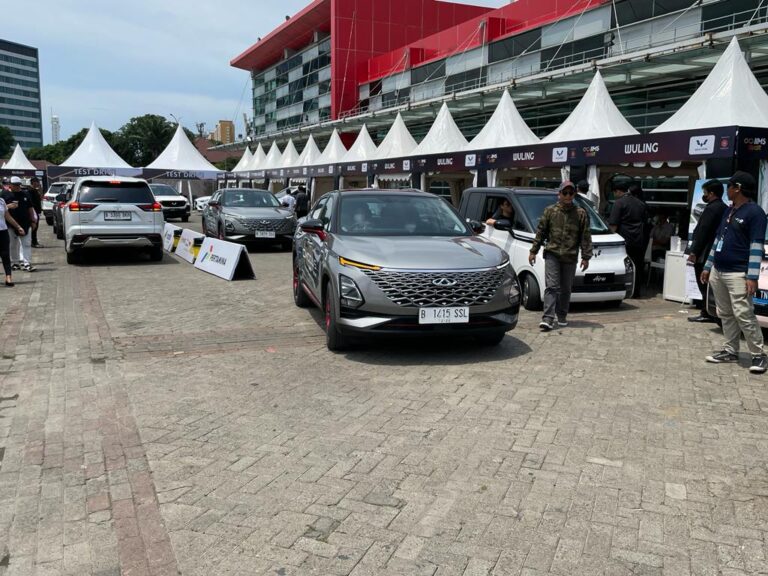 Pengunjung IIMS 2023 Melonjak Drastis, Begini Cara Test Drive Mobil Baru