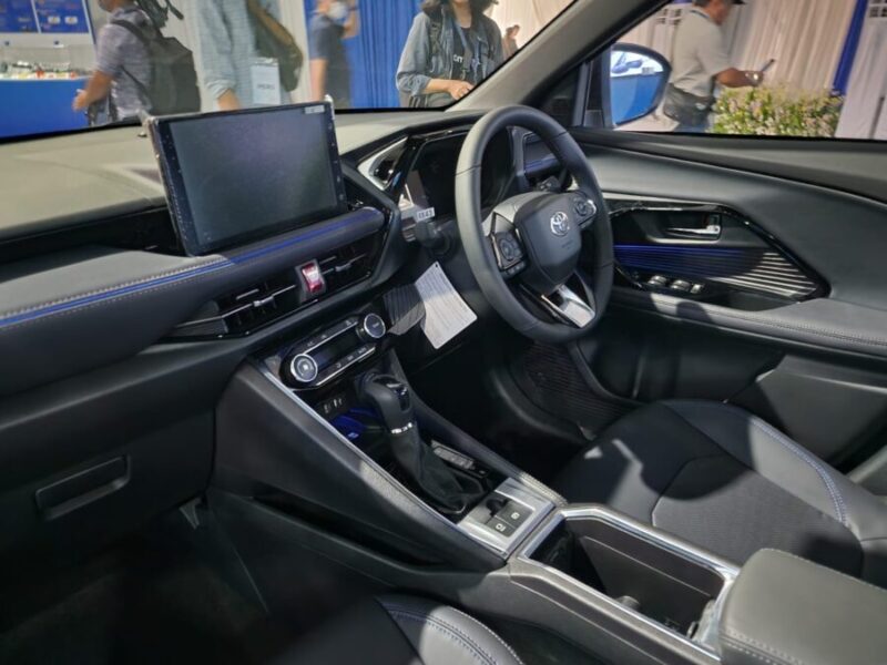 interior yaris cross - Rockomotif