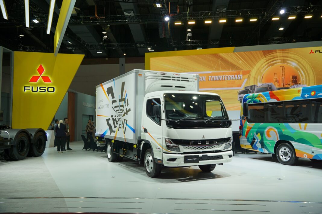 Mitsubishi Fuso Andalkan 5 Produk di GIICOMVEC 2024 - Rockomotif