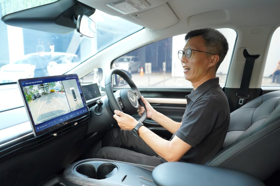 Presiden komunitas WALI, Jerry, menjajal kemudahan memarkirkan Cloud EV dengan fitur All Around ...