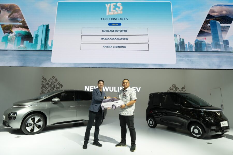 Penyerahan hadiah utama secara simbolis 1 Wuling BinguoEV oleh Ricky ...